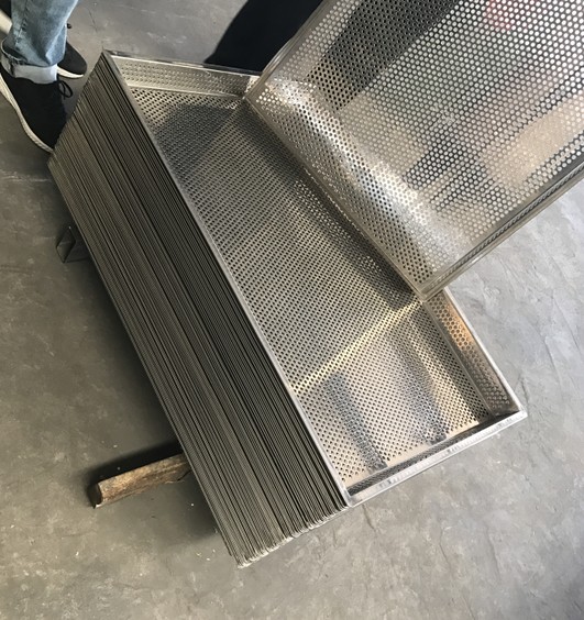 Custom Stainless Steel Mesh Tray Punched Hole Baking Trays FDA Standard